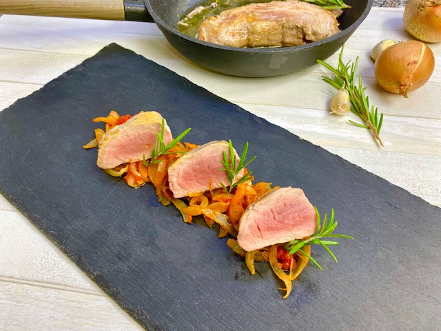 Filetto di suino in padella con le cipolle