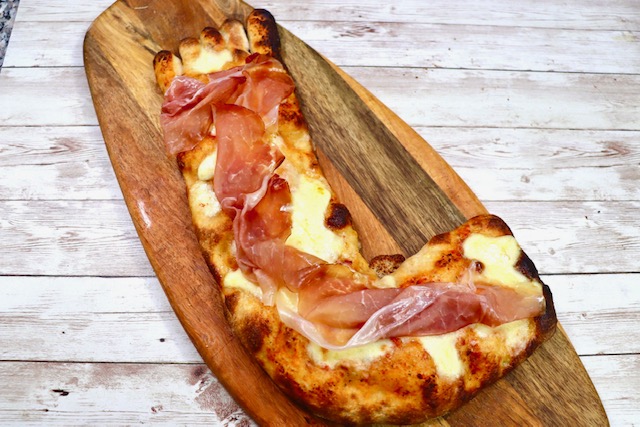 Pizza a forma di calza della befana