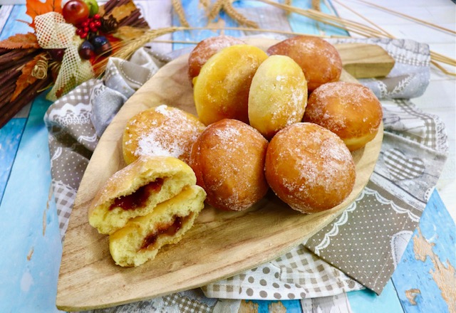 Bomboloni al forno o fritti ripieni di marmellata